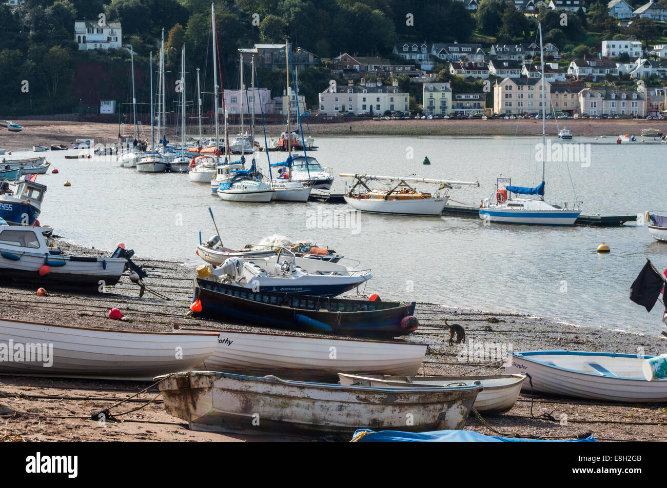The back beach at Teignmouth on the River Teign estuary. Boats and ...