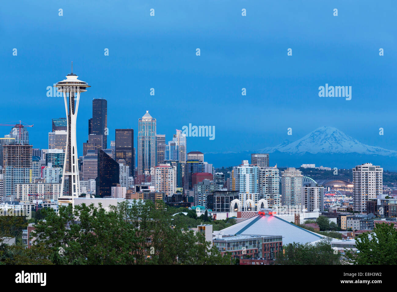 USA, Washington State, skyline of Seattle with Space Needle and Mount ...