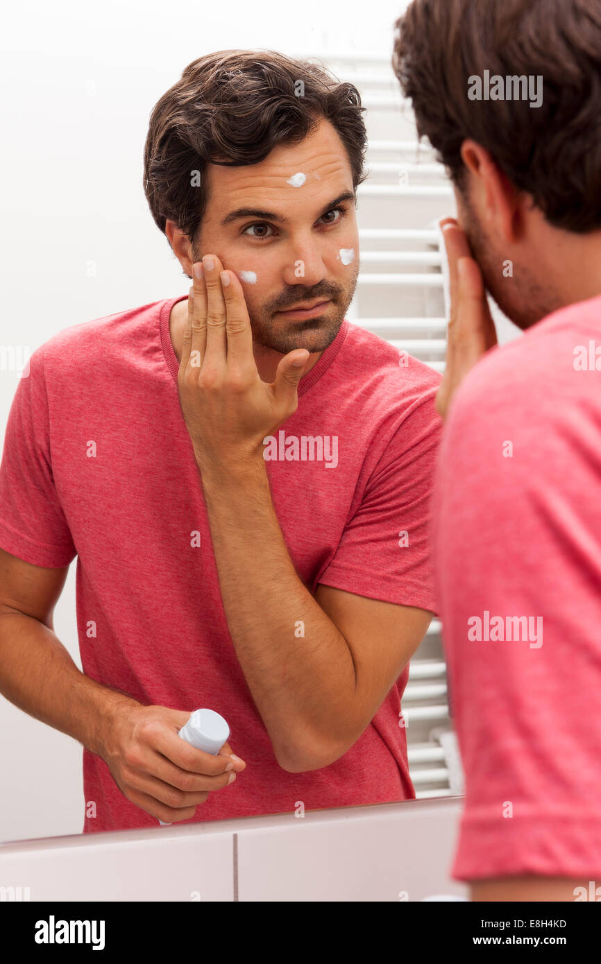 Man face cream cosmetics hi-res stock photography and images - Alamy