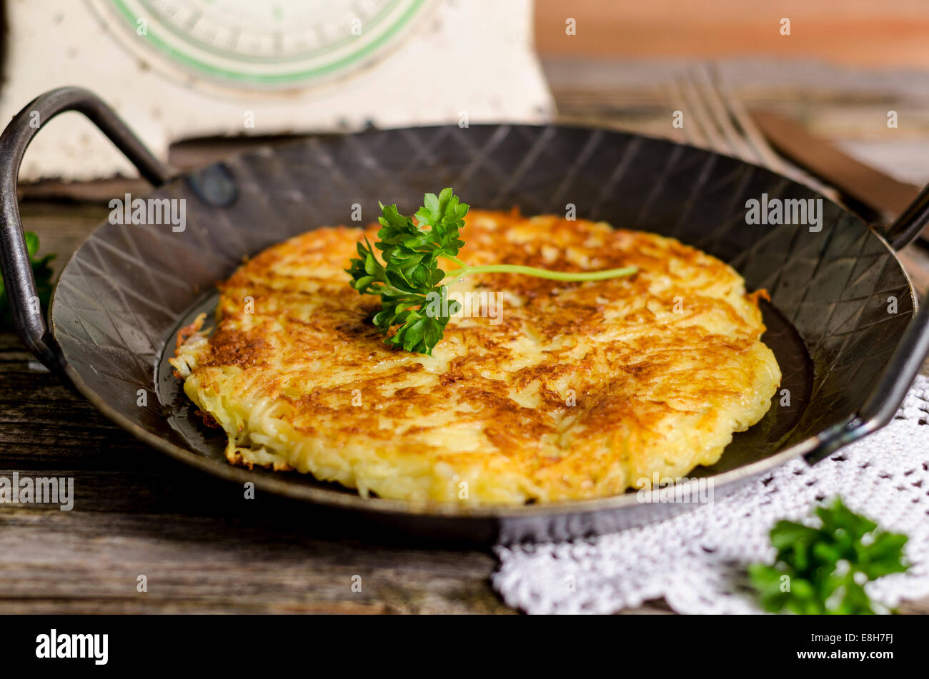 Frying pan with potato roesti Stock Photo - Alamy
