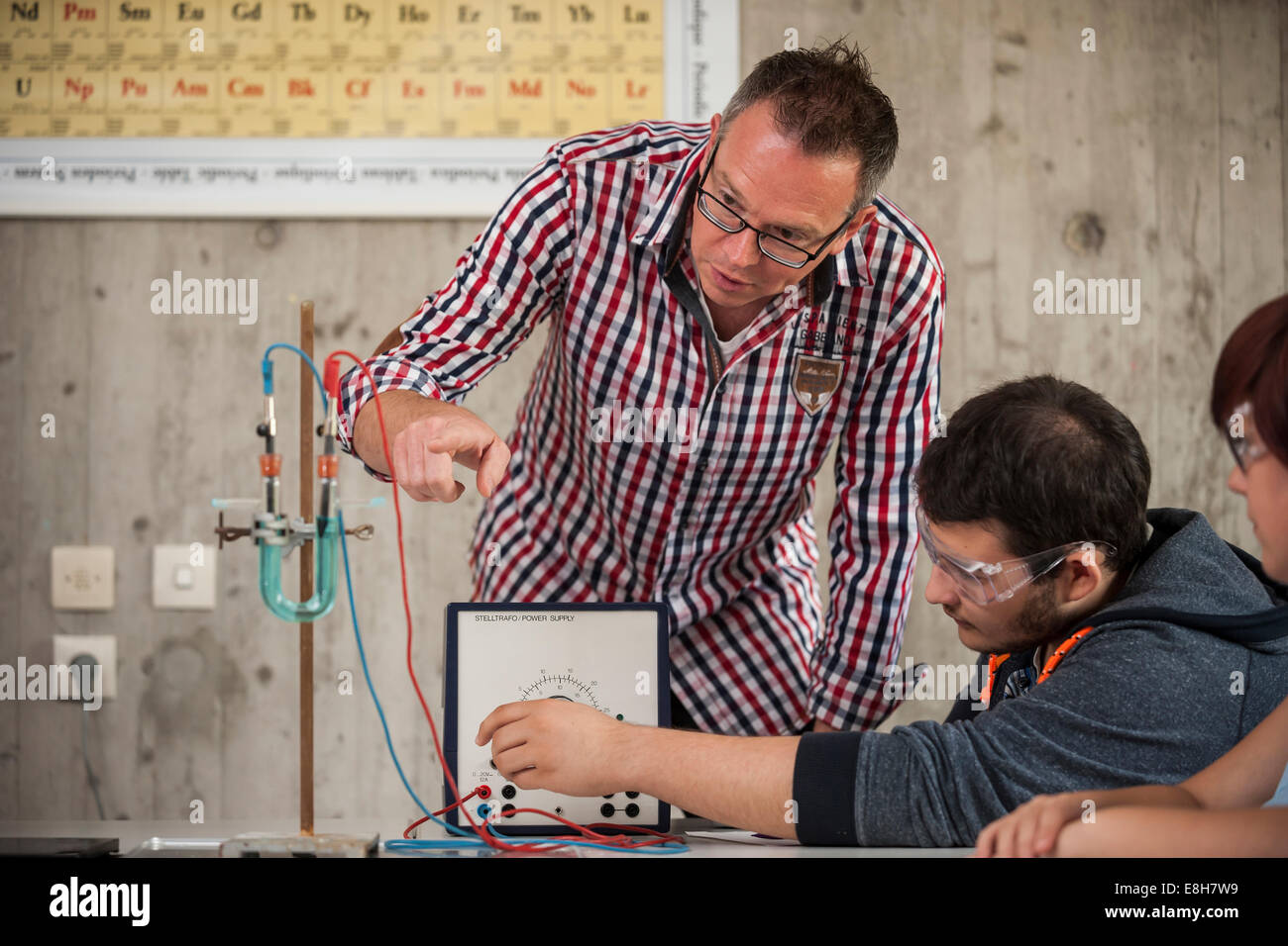 Middle school chemistry class hi-res stock photography and images - Alamy