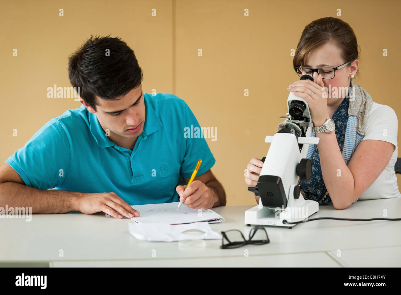 Students looking through microscope hi-res stock photography and images ...