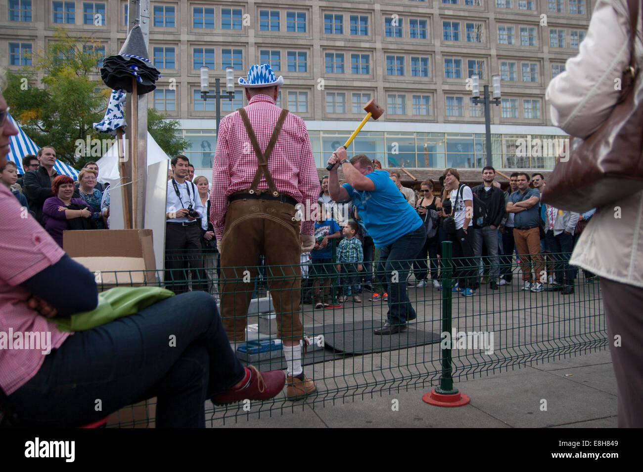 ring-the-bell Man Hammer Crowd Oktoberfest Alexanderplatz Berlin ...