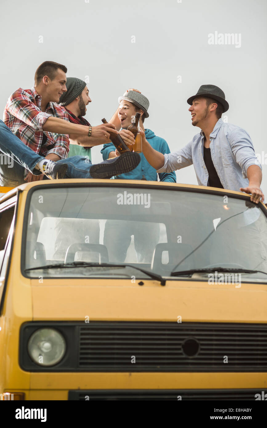 Group of friends drinking beer on pick-up truck Stock Photo - Alamy