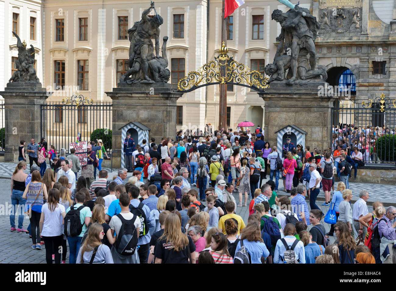 A crowd of tourists visiting Prague Castle, Czech Republic Stock Photo ...