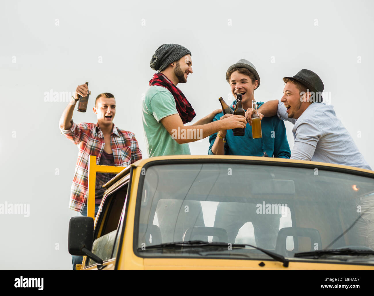 Group of friends drinking beer on pick-up truck Stock Photo - Alamy