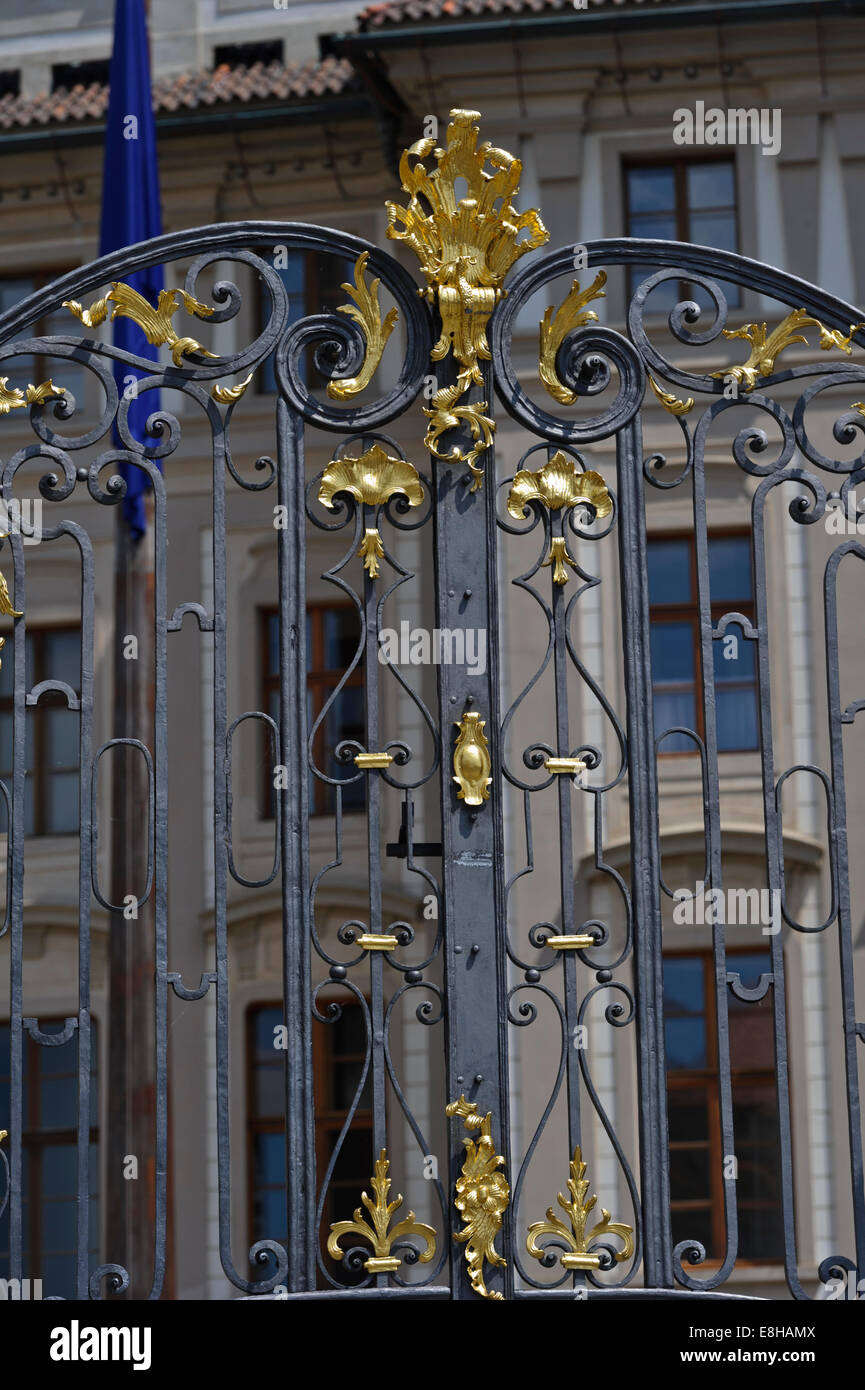 Metal gate castle hi-res stock photography and images - Alamy