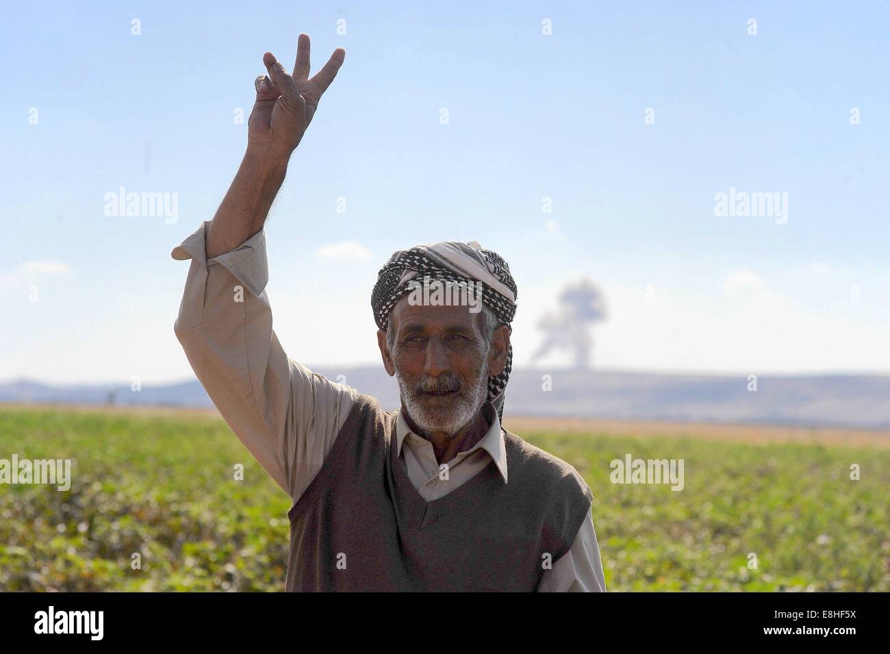 Suruc, Turkey. 8th Oct, 2014. Turkish Kurds were cheering as the US ...