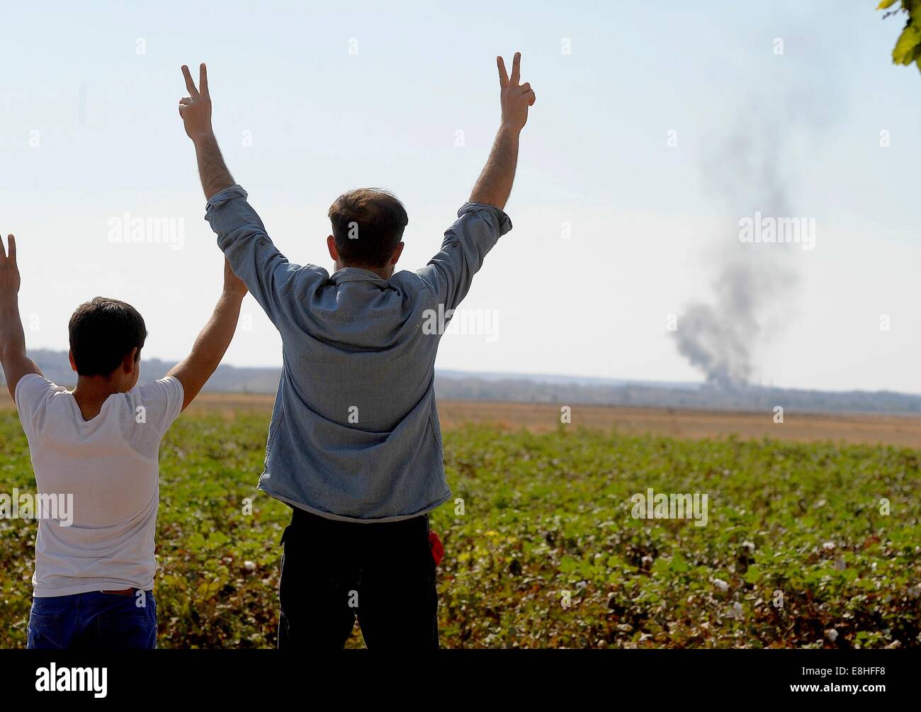 Suruc, Turkey. 8th Oct, 2014. Turkish Kurds were cheering as the US ...