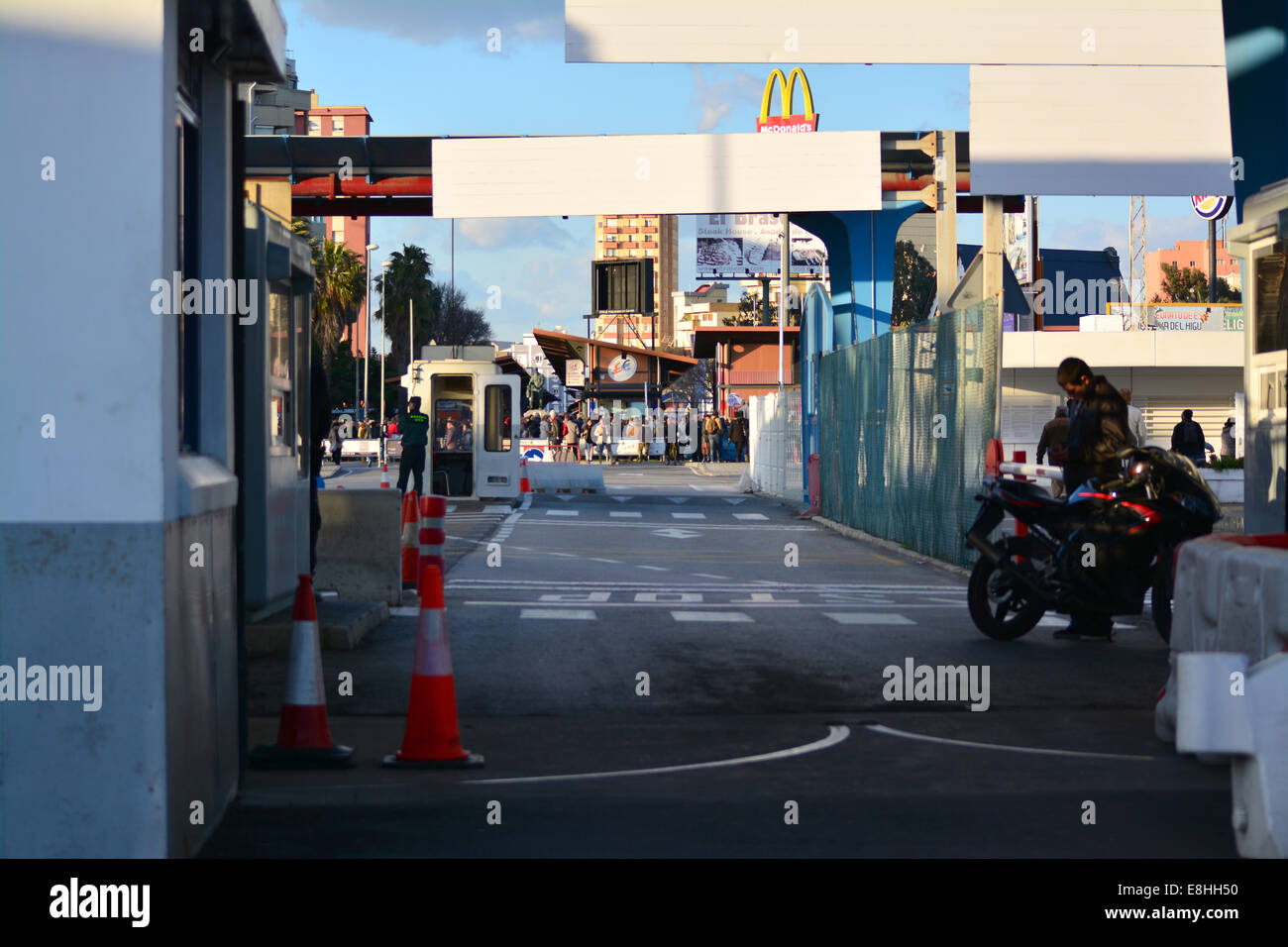 Images of the border queue area during the protest on the Spanish side ...