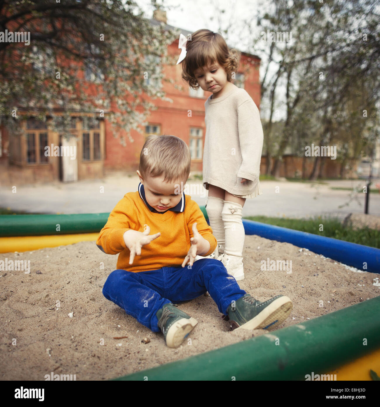 Kids playing in the sand digging hi-res stock photography and images ...