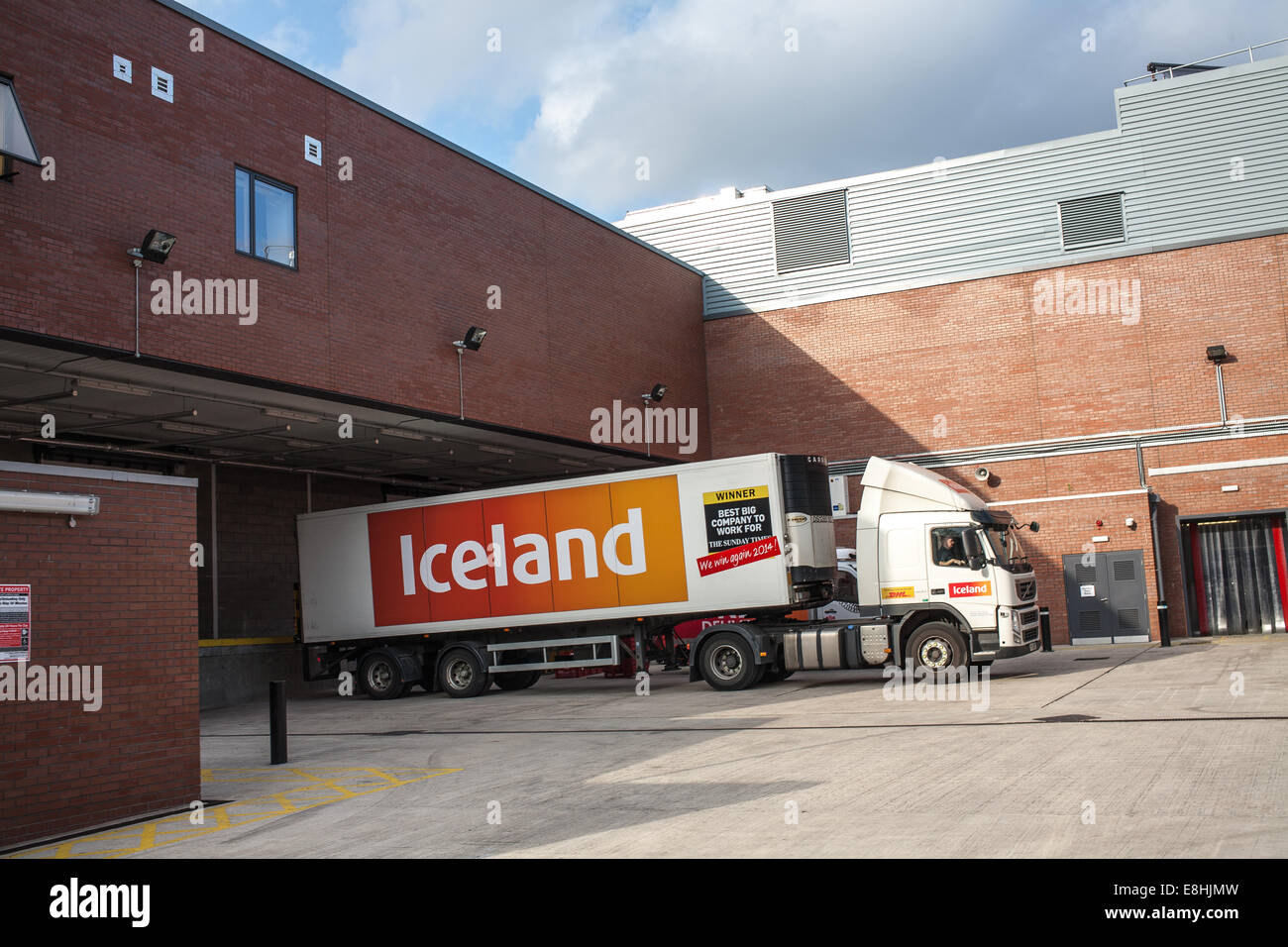 Articulated lorry unloading hi-res stock photography and images - Alamy