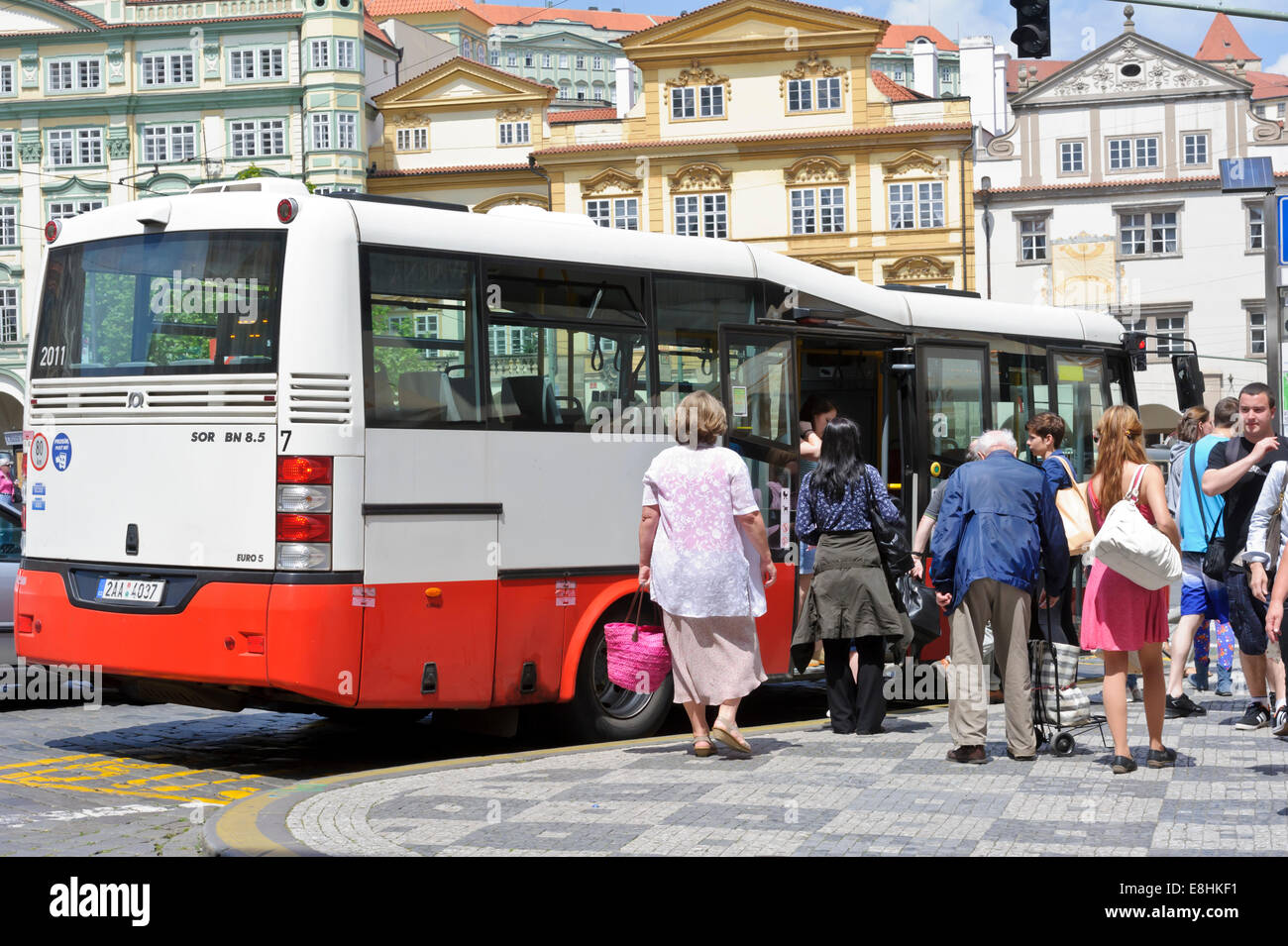 Citybus hi-res stock photography and images - Alamy