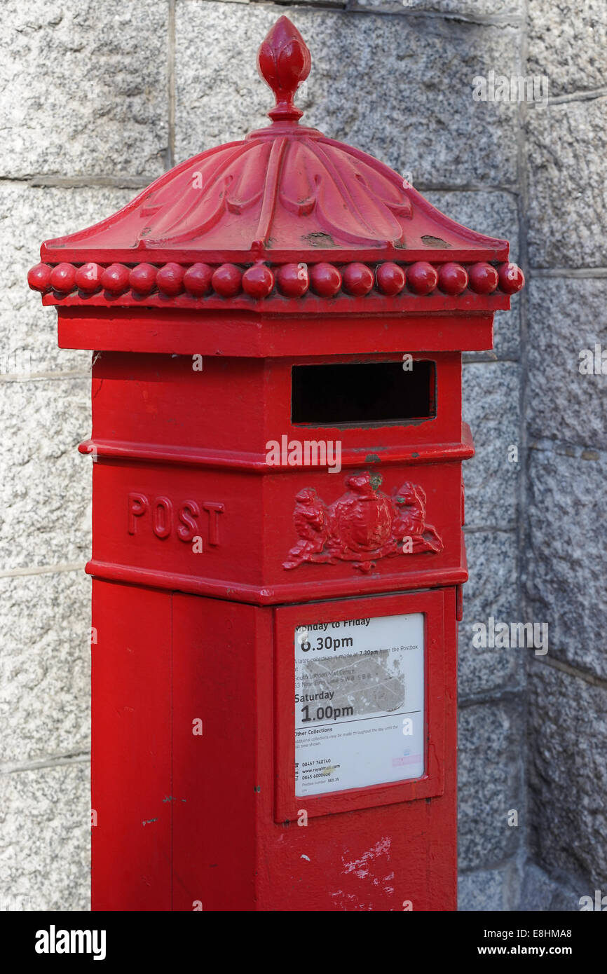 Red Royal Mail post box Stock Photo - Alamy