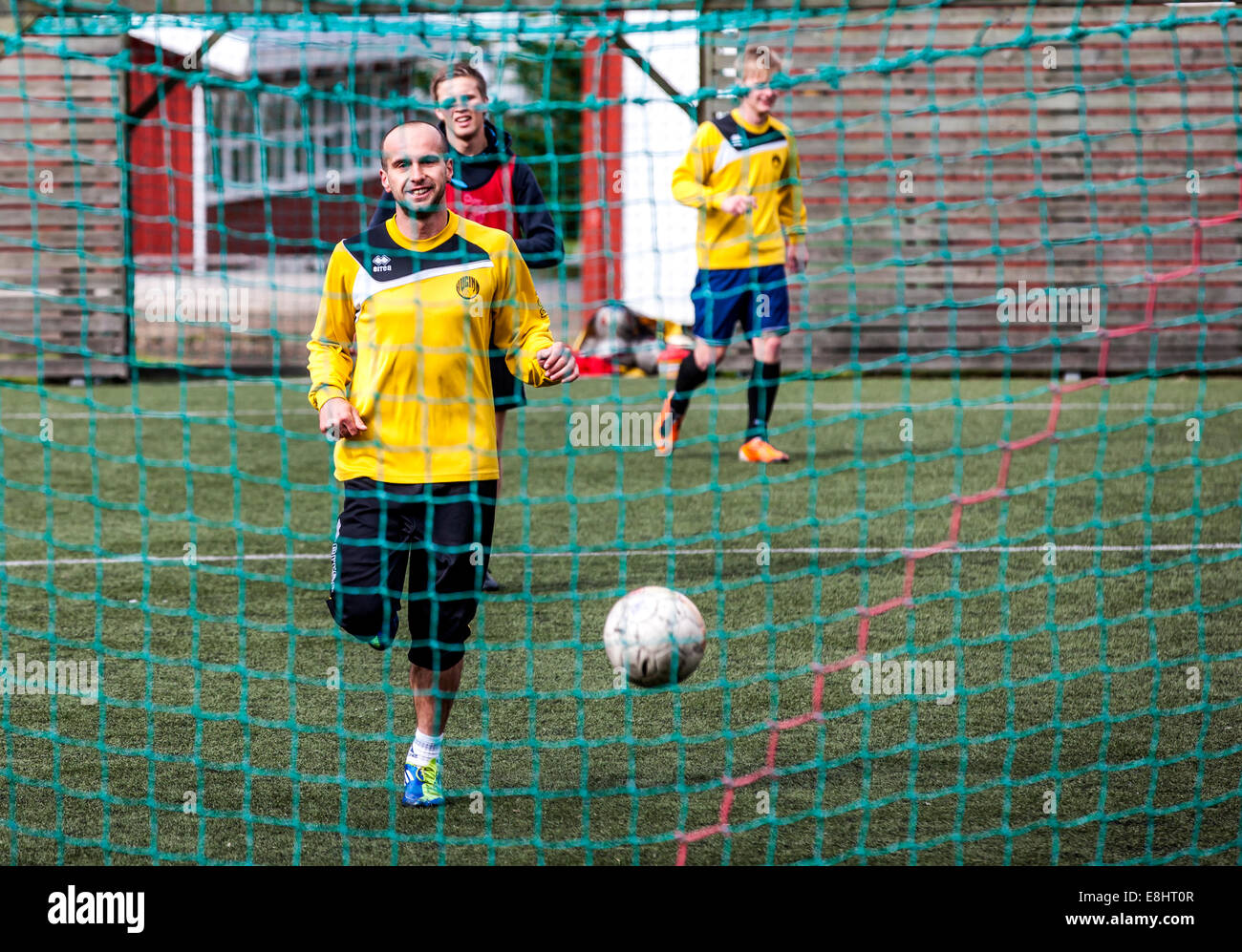 Men playing football soccer hi-res stock photography and images - Alamy