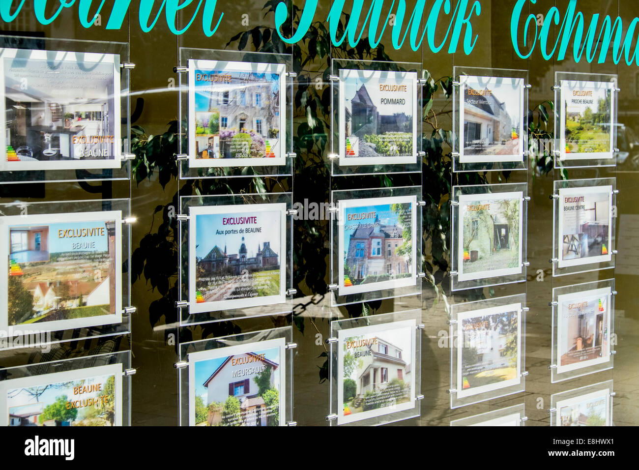 Real estate agents window hi-res stock photography and images - Alamy