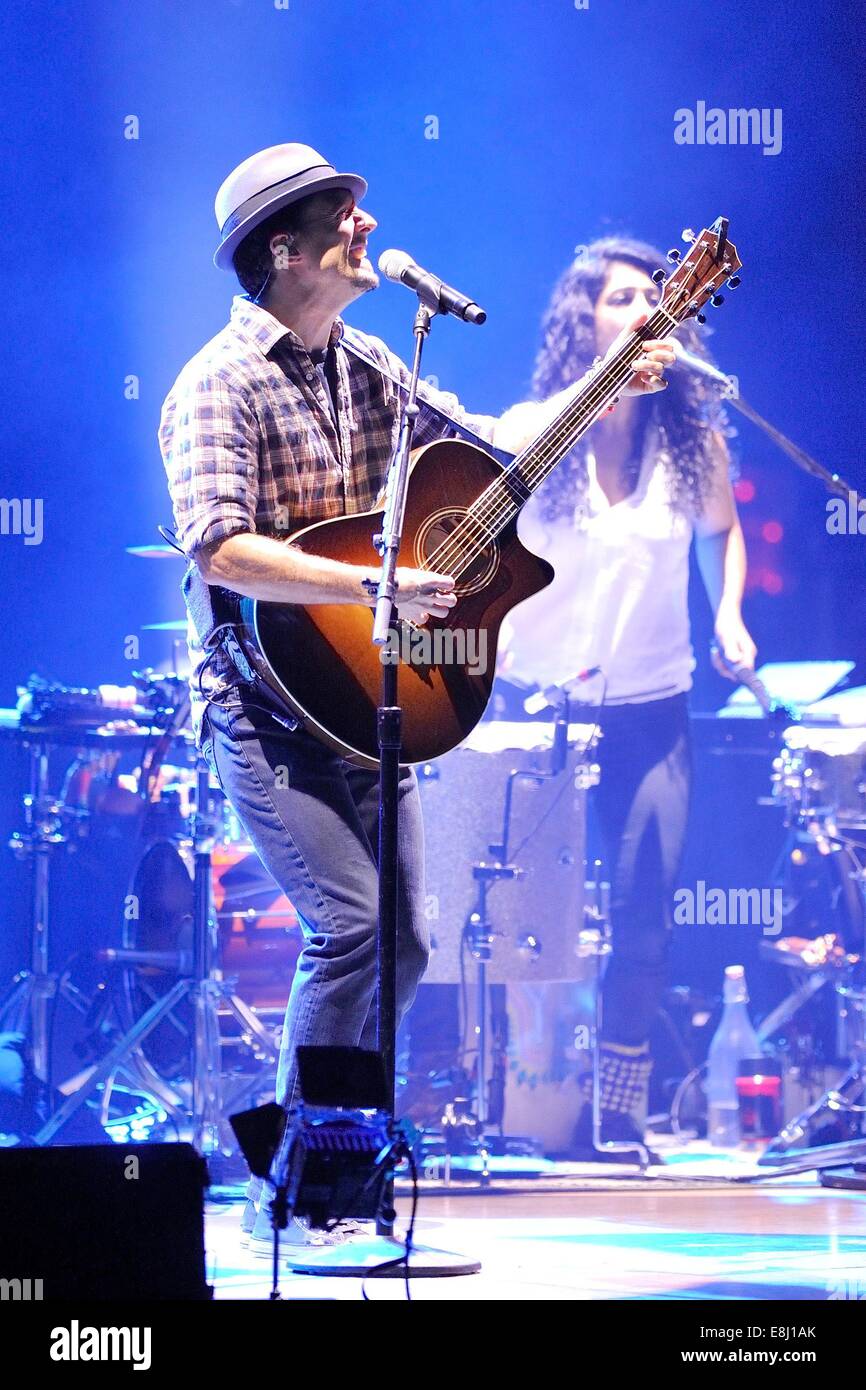 Toronto, Canada. 8th October 2014. American singer-songwriter Jason ...