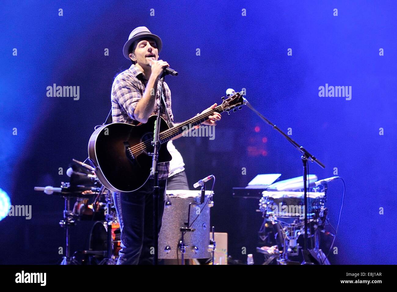 Toronto, Canada. 8th October 2014. American singer-songwriter Jason ...