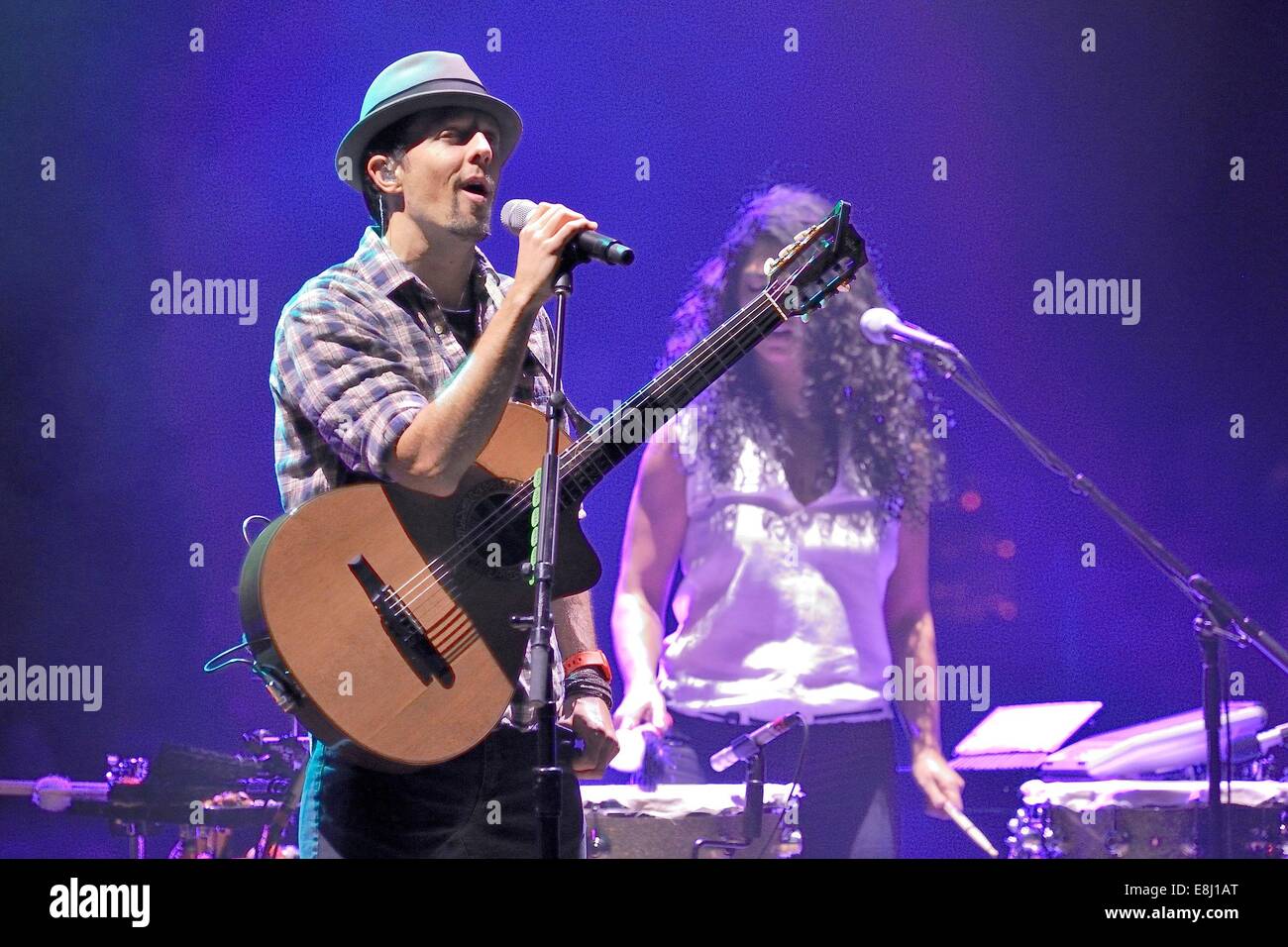 Toronto, Canada. 8th October 2014. American singer-songwriter Jason ...