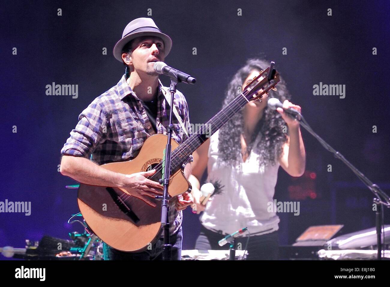 Toronto, Canada. 8th October 2014. American singer-songwriter Jason ...