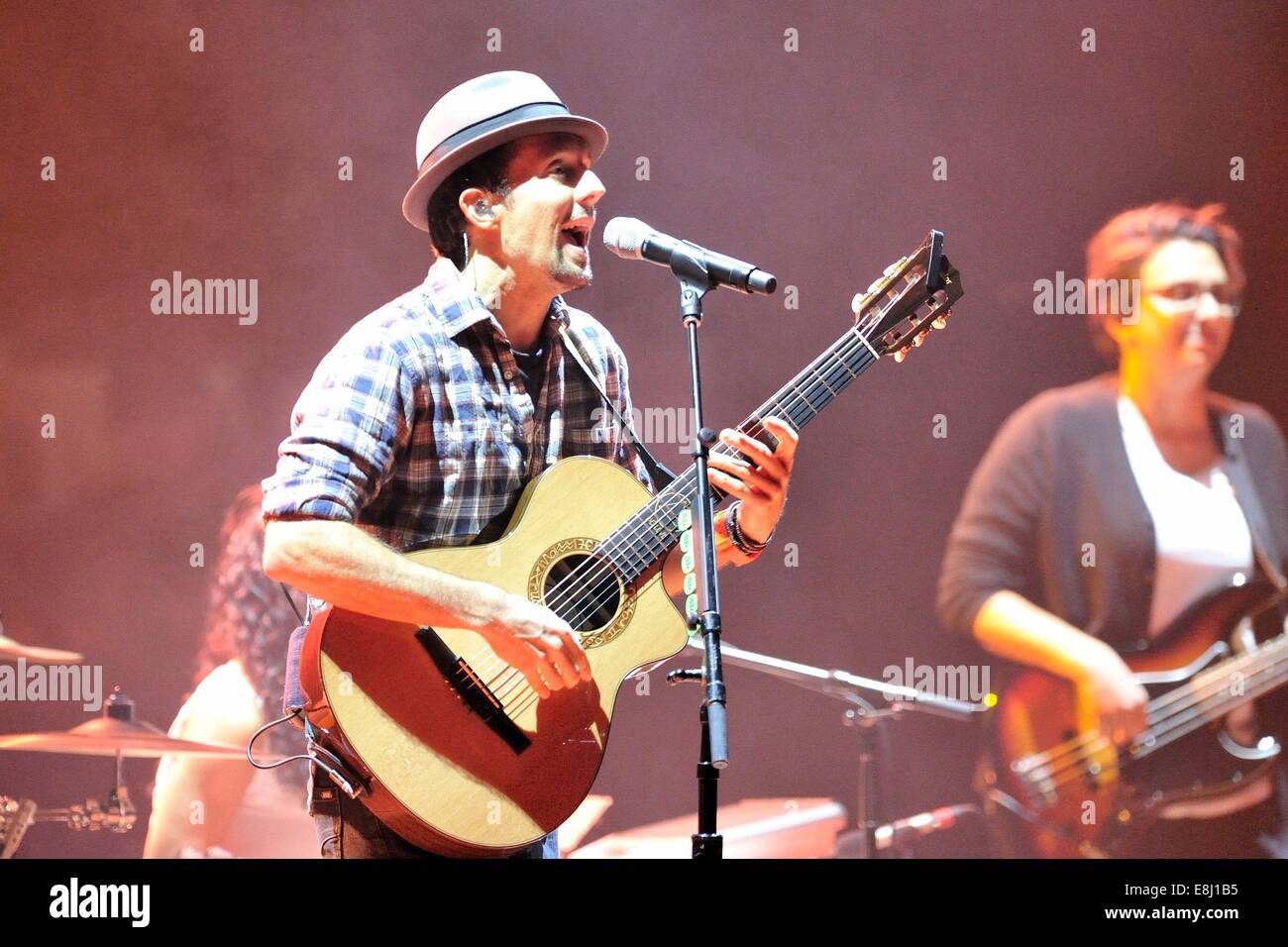 Toronto, Canada. 8th October 2014. American singer-songwriter Jason ...