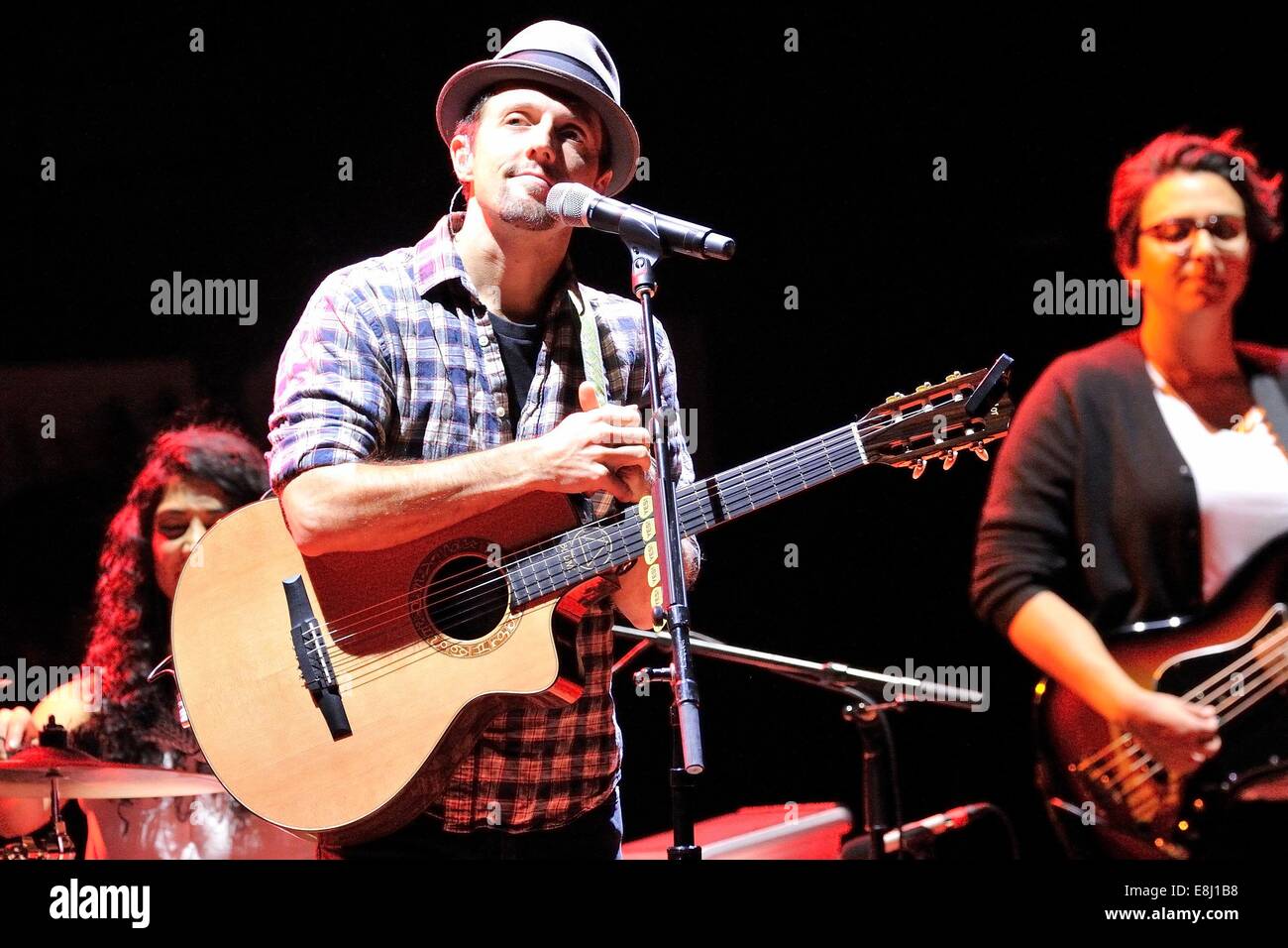 Toronto, Canada. 8th October 2014. American singer-songwriter Jason ...