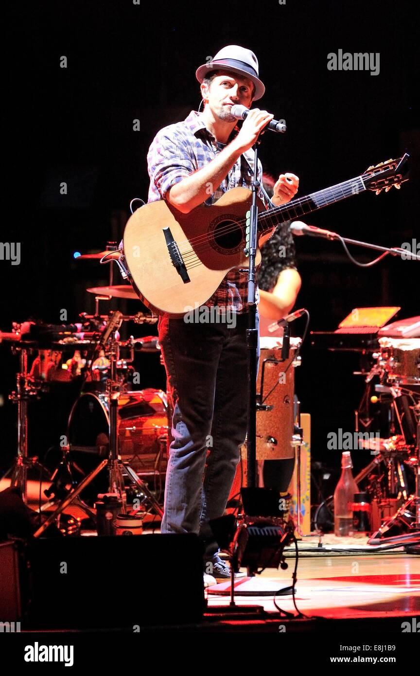 Toronto, Canada. 8th October 2014. American singer-songwriter Jason ...