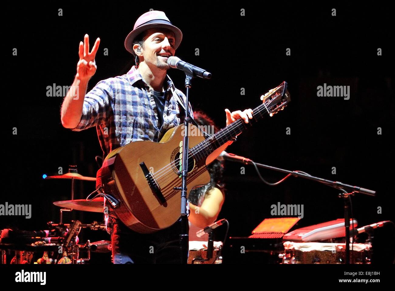 Toronto, Canada. 8th October 2014. American singer-songwriter Jason ...