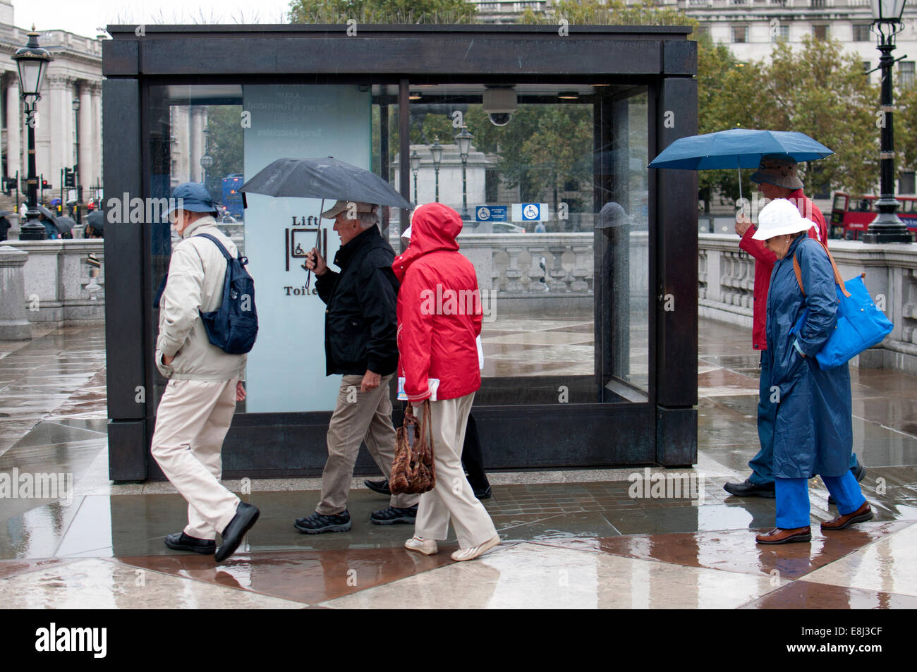 Wet weather tourists hi-res stock photography and images - Alamy