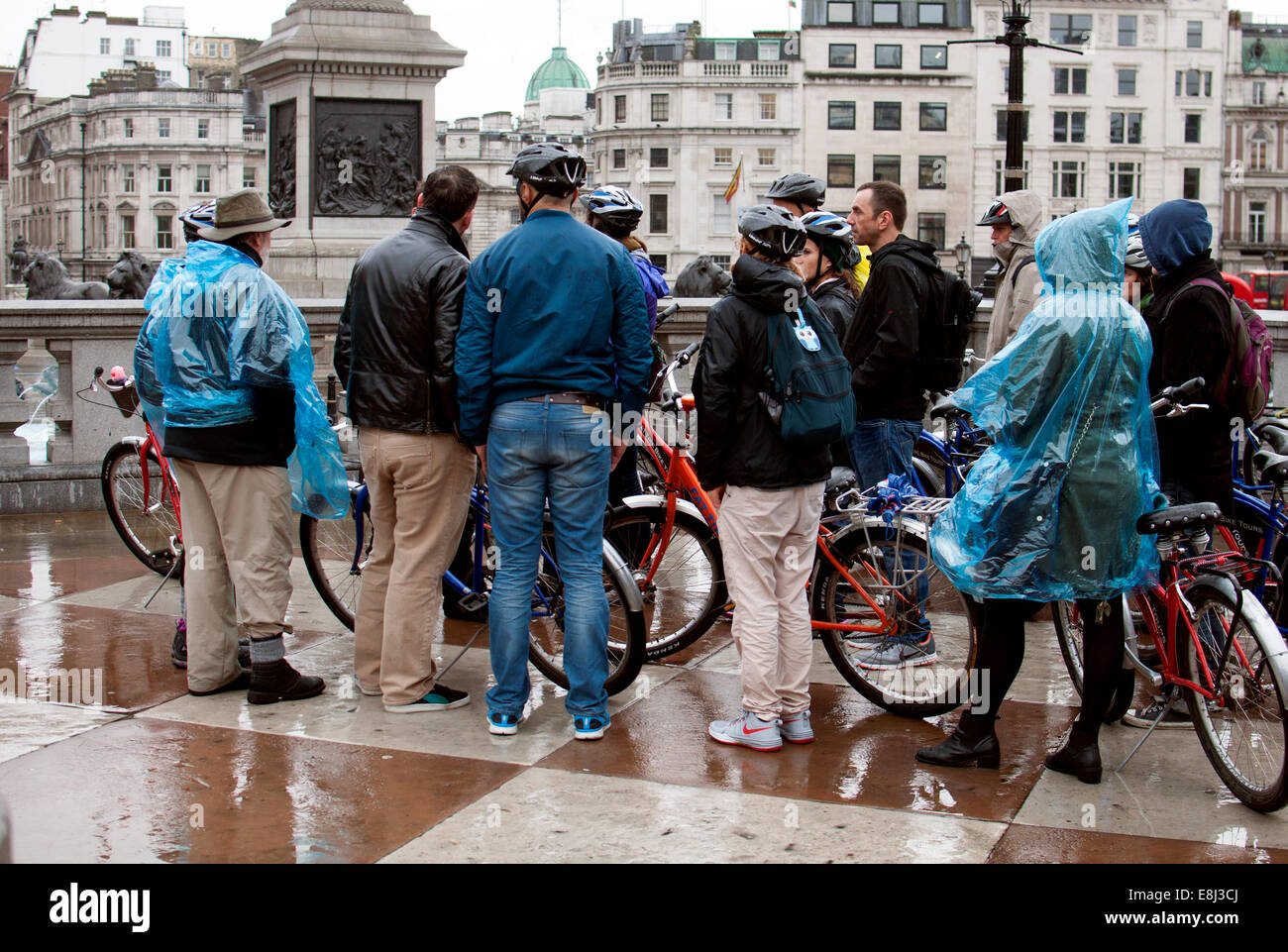 London wet weather hi-res stock photography and images - Alamy
