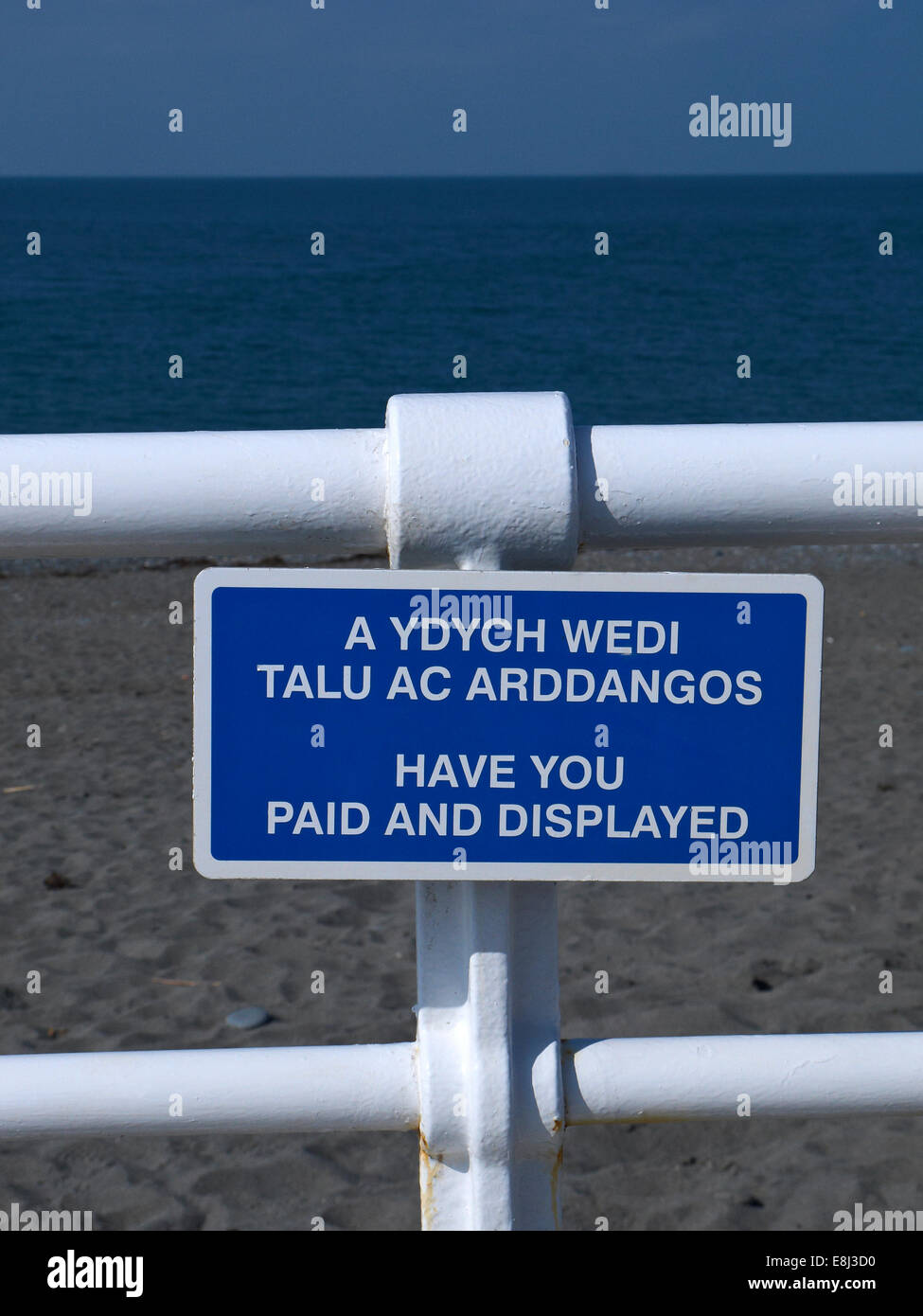 Welsh language signs hi-res stock photography and images - Alamy