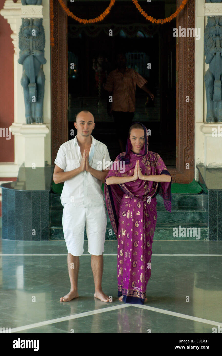 The wedding ceremony of a young couple in Indian temple Stock Photo - Alamy