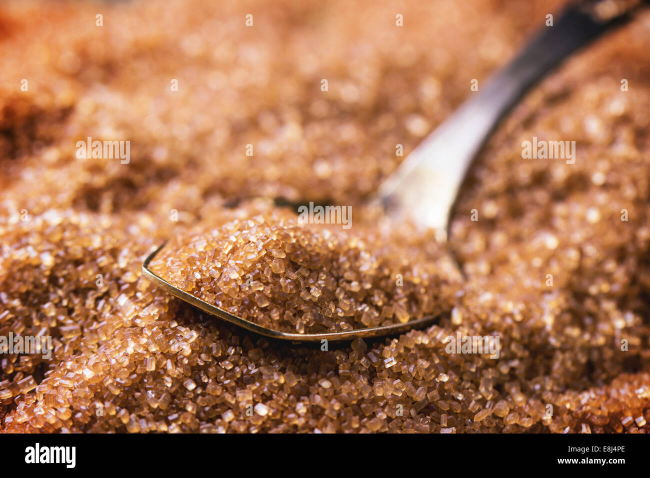 Brown sugar heap and close up of metal spoon Stock Photo - Alamy