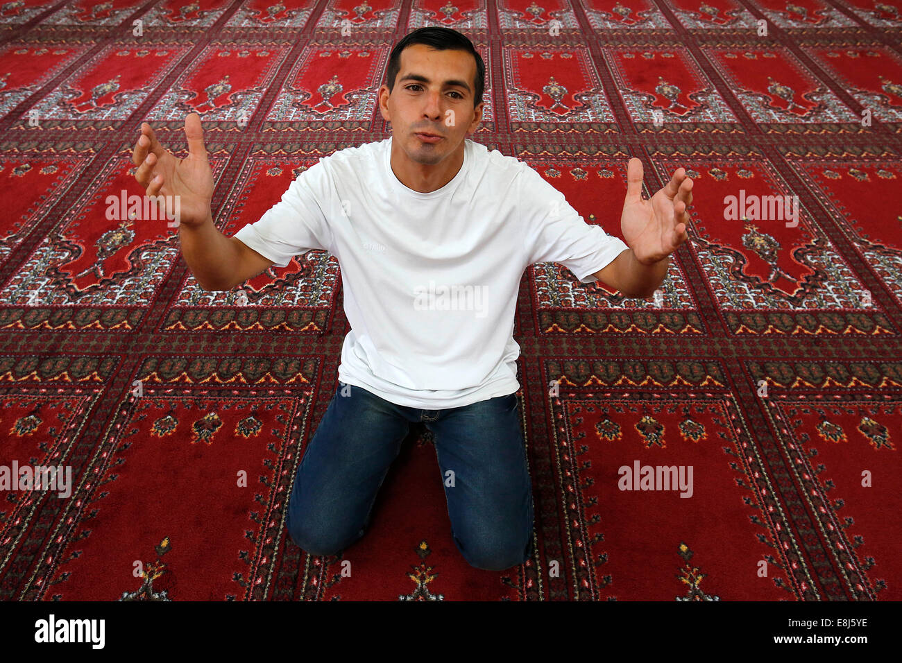 Imam praying hi-res stock photography and images - Alamy
