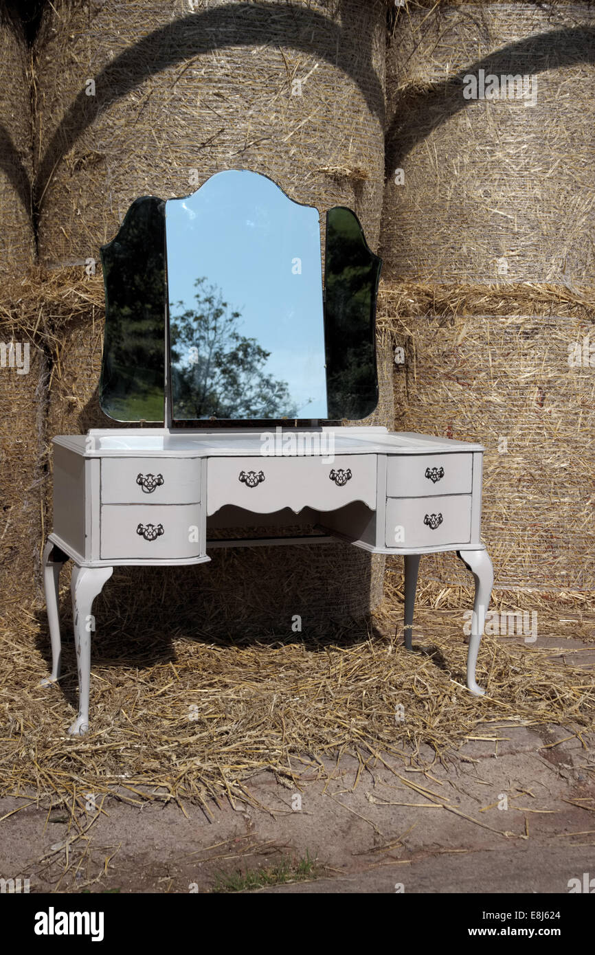 shabby chic painted dressing table farrow & Ball elephants breath Stock ...