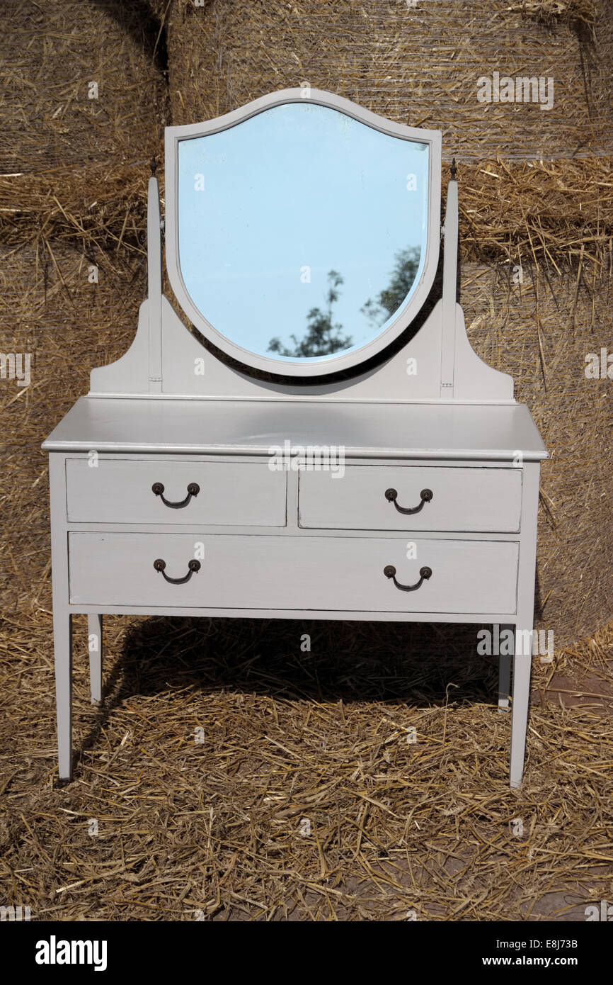 shabby chic painted dressing table farrow & Ball elephants breath Stock ...