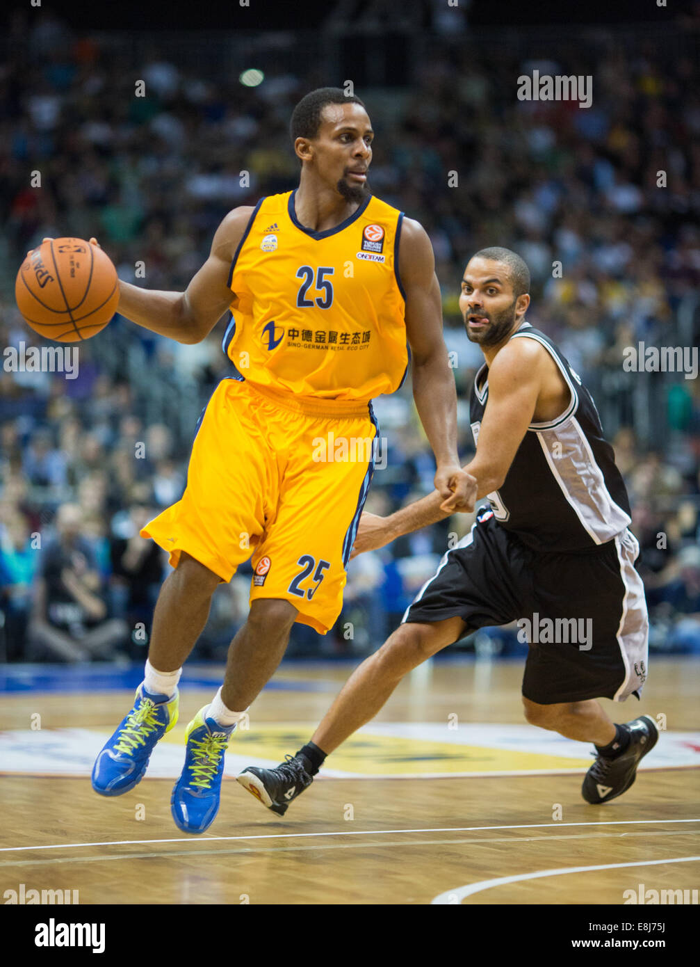 Berlin, Germany. 08th Oct, 2014. Berlin's Clifford Hammonds (L) and San ...