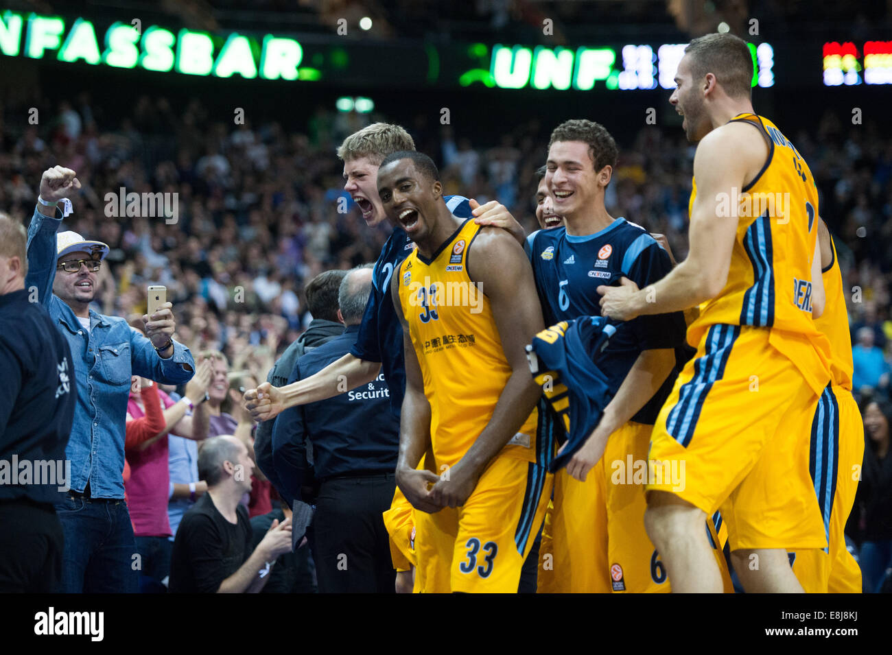 Berlin, Germany. 08th Oct, 2014. Berlin's Jamel McLean (C) celebrates ...