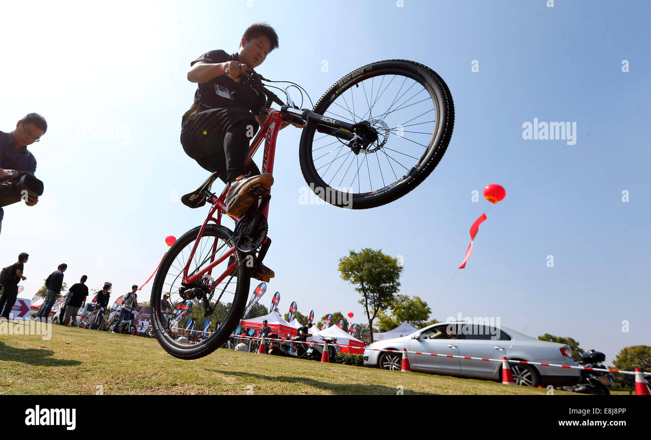 The amateur bicycle players are experiencing the new style bicycle at ...