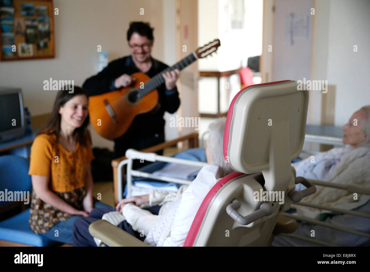 Music therapy hospital hi-res stock photography and images - Alamy