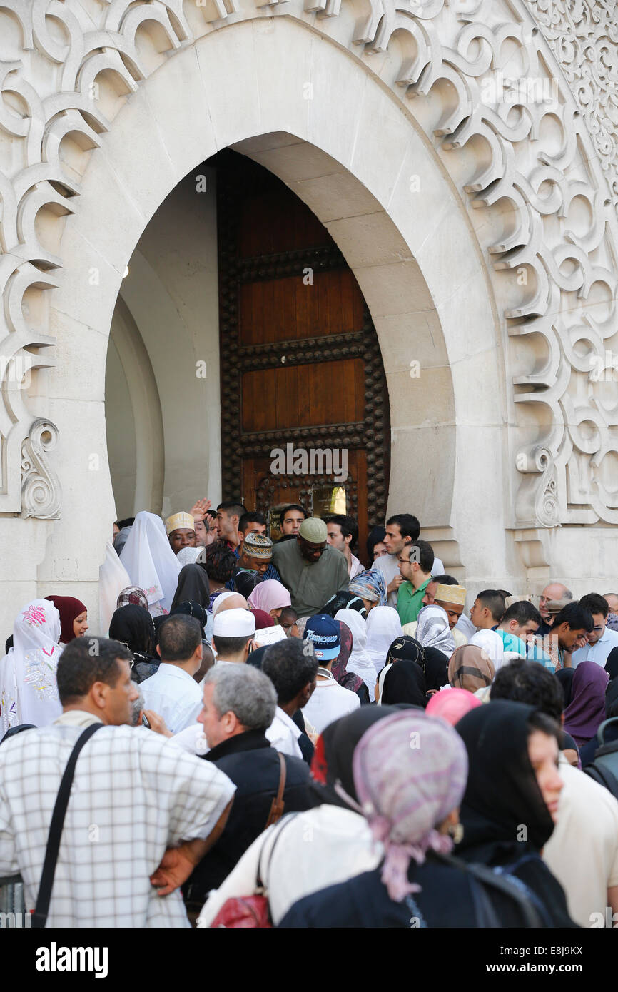 Muslims at the Paris Great Mosque on A•d El-Fitr festival Stock Photo ...