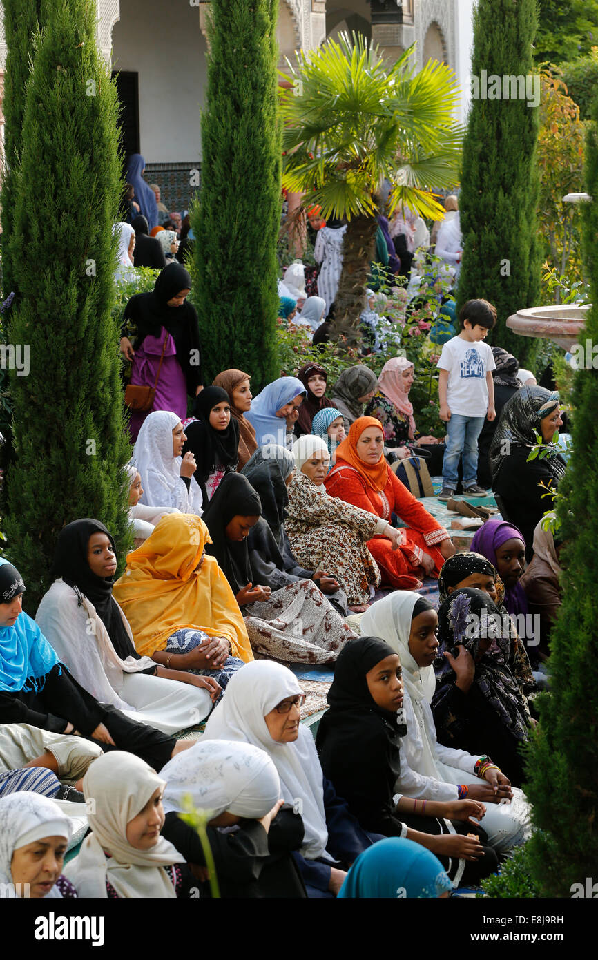 Muslims at the Paris Great Mosque on A•d El-Fitr festival Stock Photo ...