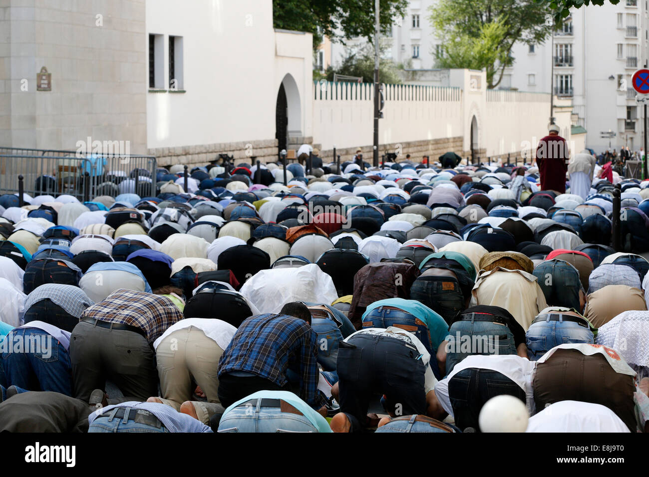 Muslims praying outside the Paris Great Mosque on A•d El-Fitr festival ...