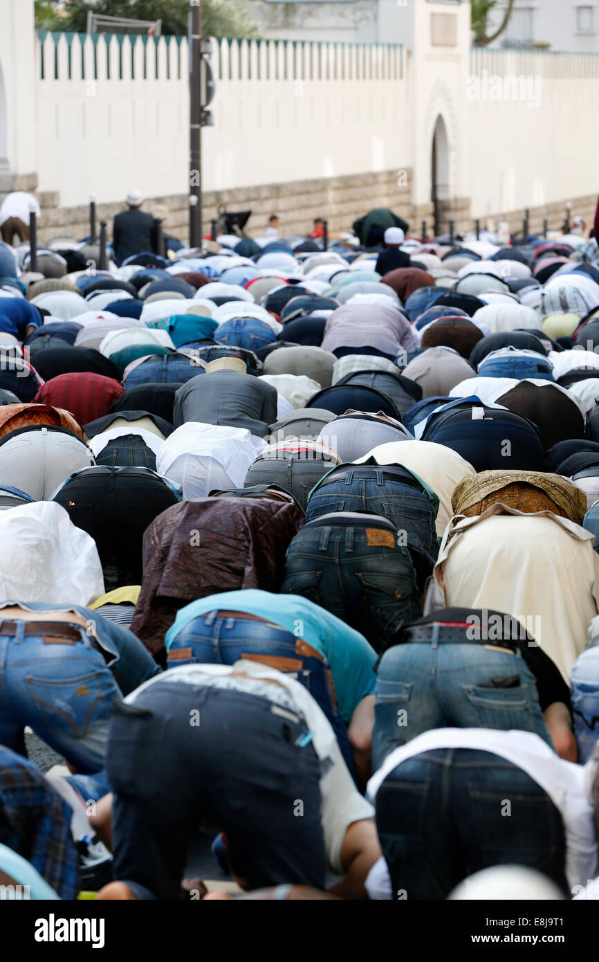 Muslims praying outside the Paris Great Mosque on A•d El-Fitr festival ...
