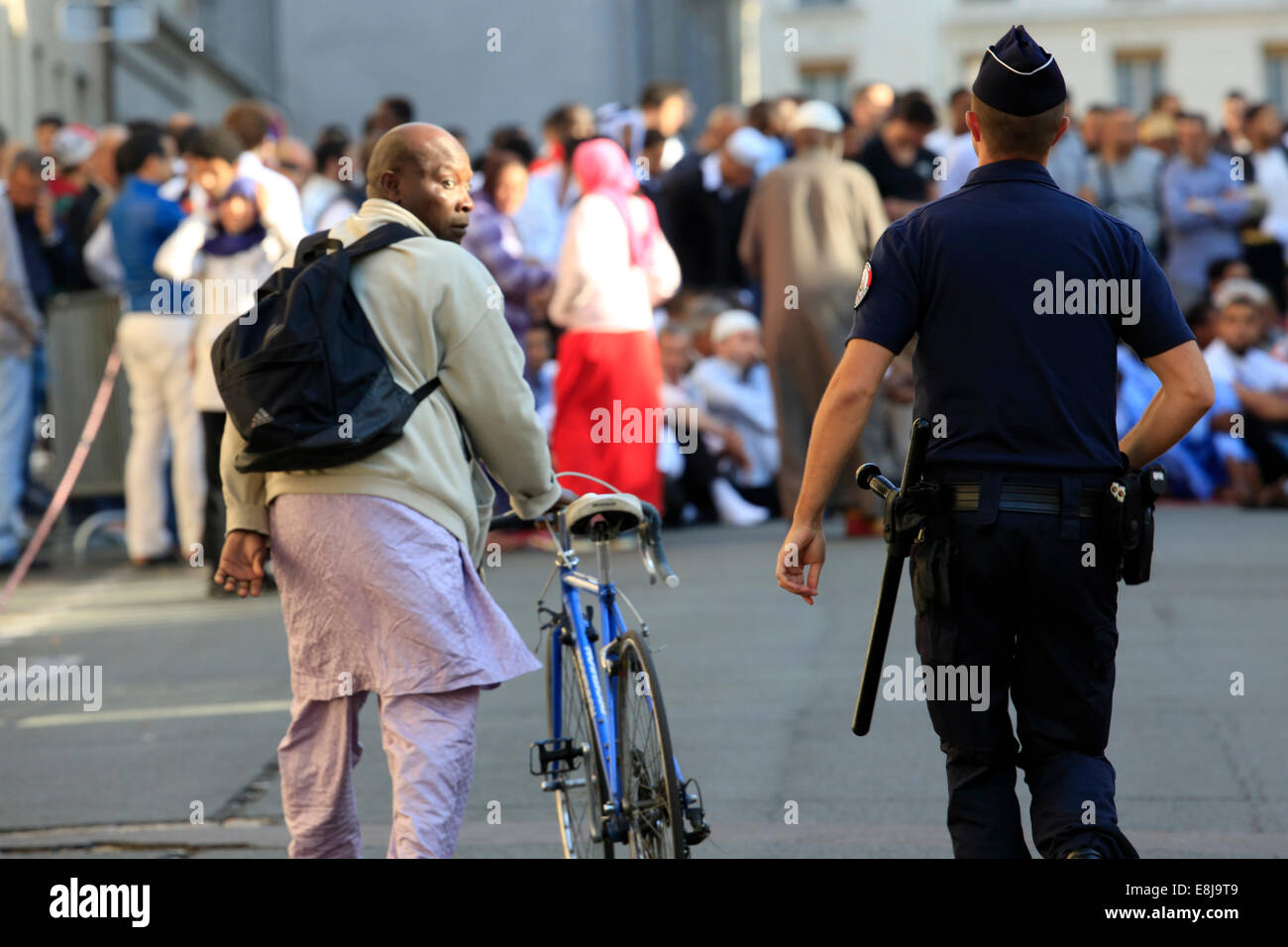 Muslims at the Paris Great Mosque on A•d El-Fitr festival Stock Photo ...