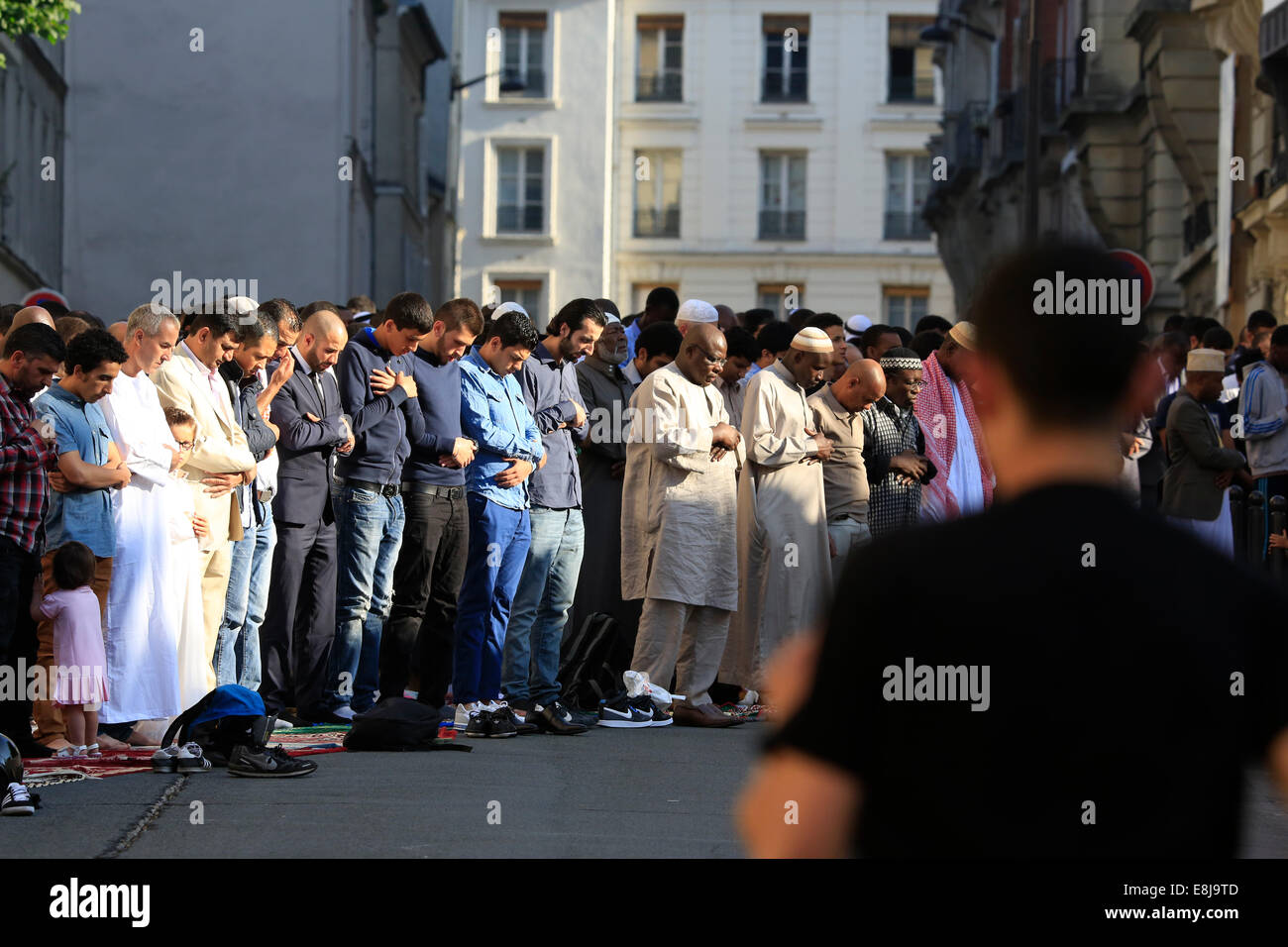 Muslims praying outside the Paris Great Mosque on A•d El-Fitr festival ...