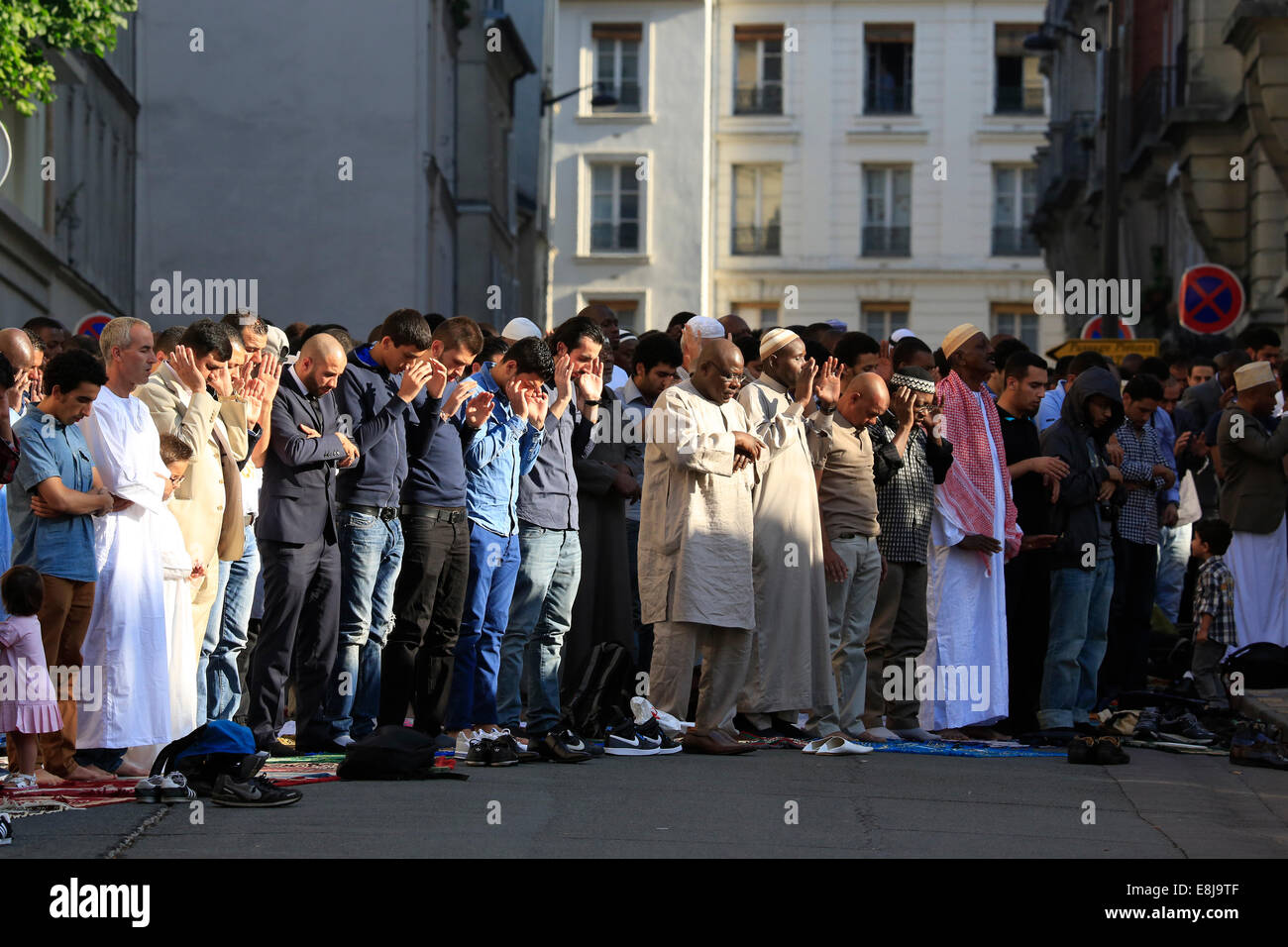 Muslims praying outside the Paris Great Mosque on A•d El-Fitr festival ...