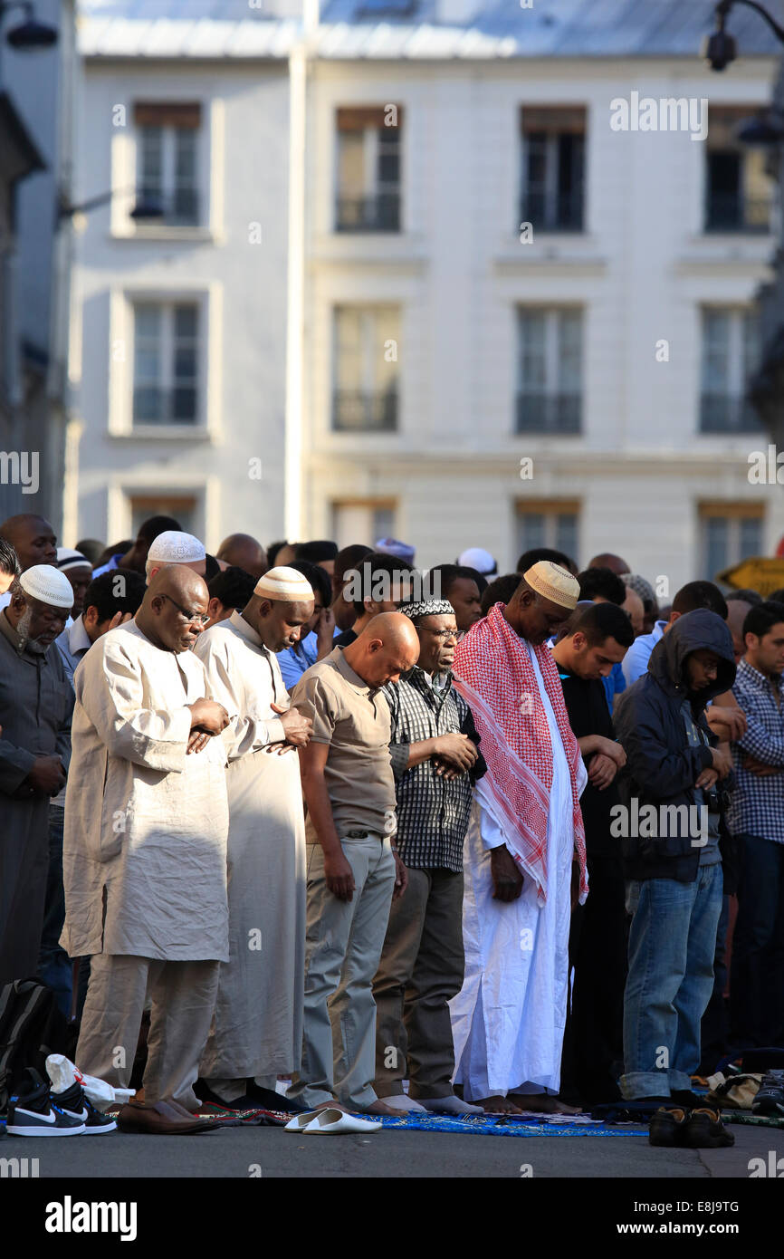 Muslims praying outside the Paris Great Mosque on A•d El-Fitr festival ...