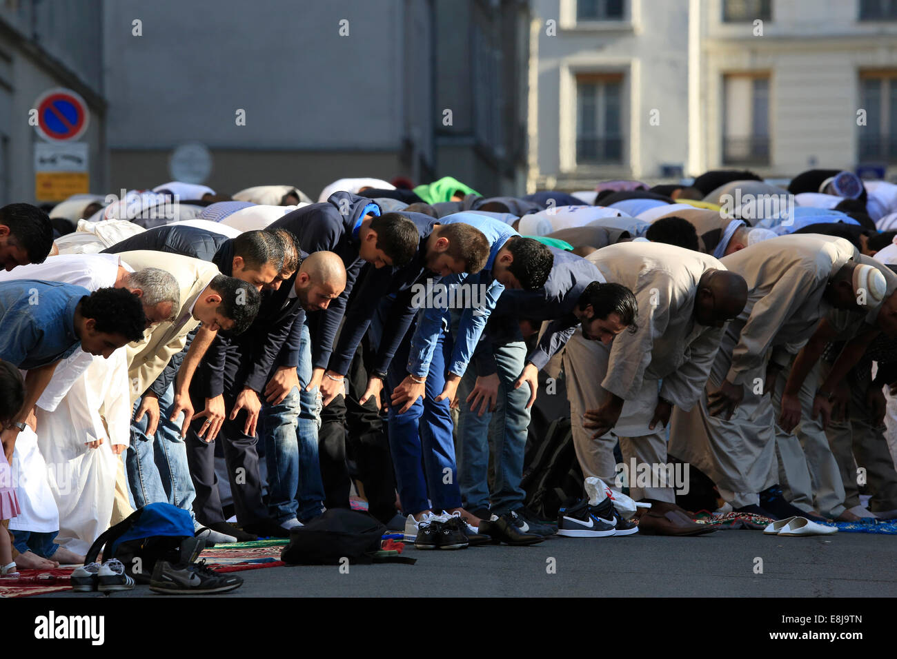 Muslims praying outside the Paris Great Mosque on A•d El-Fitr festival ...