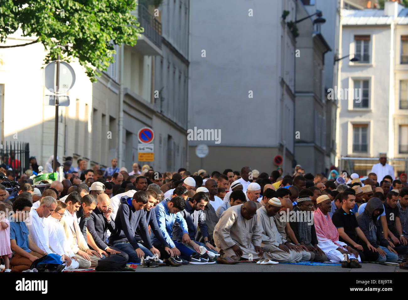 Muslims praying outside the Paris Great Mosque on A•d El-Fitr festival ...
